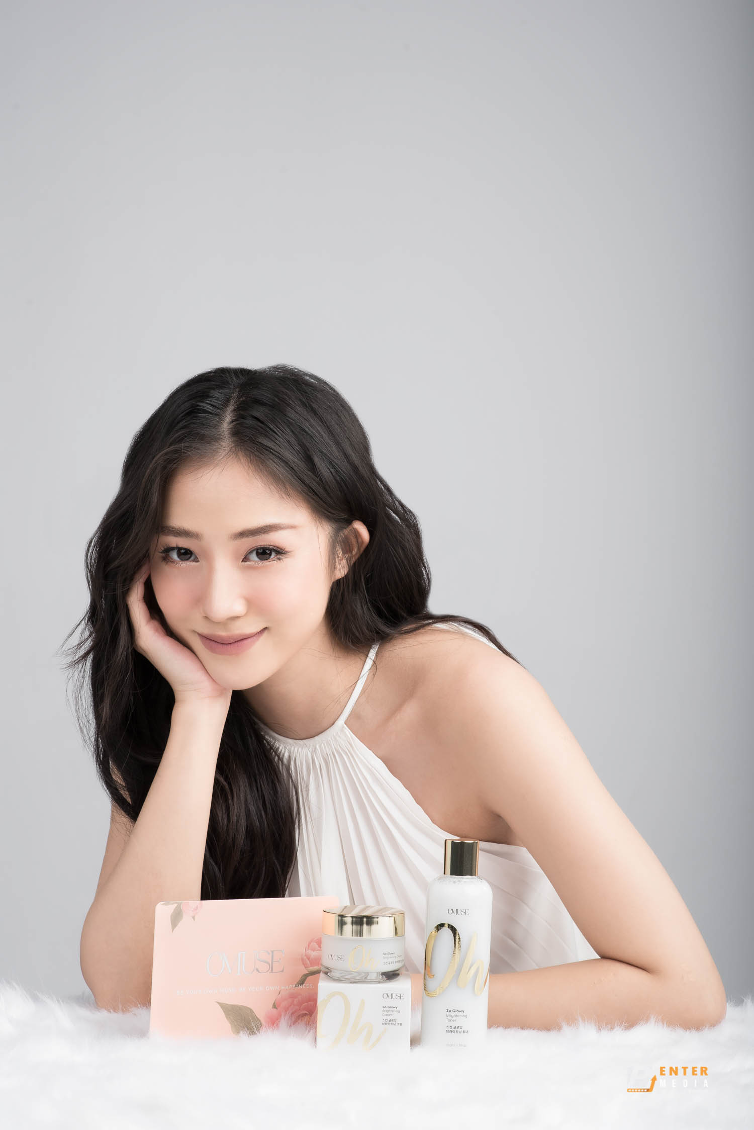 Chụp sản phẩm Omuse cùng model Salim